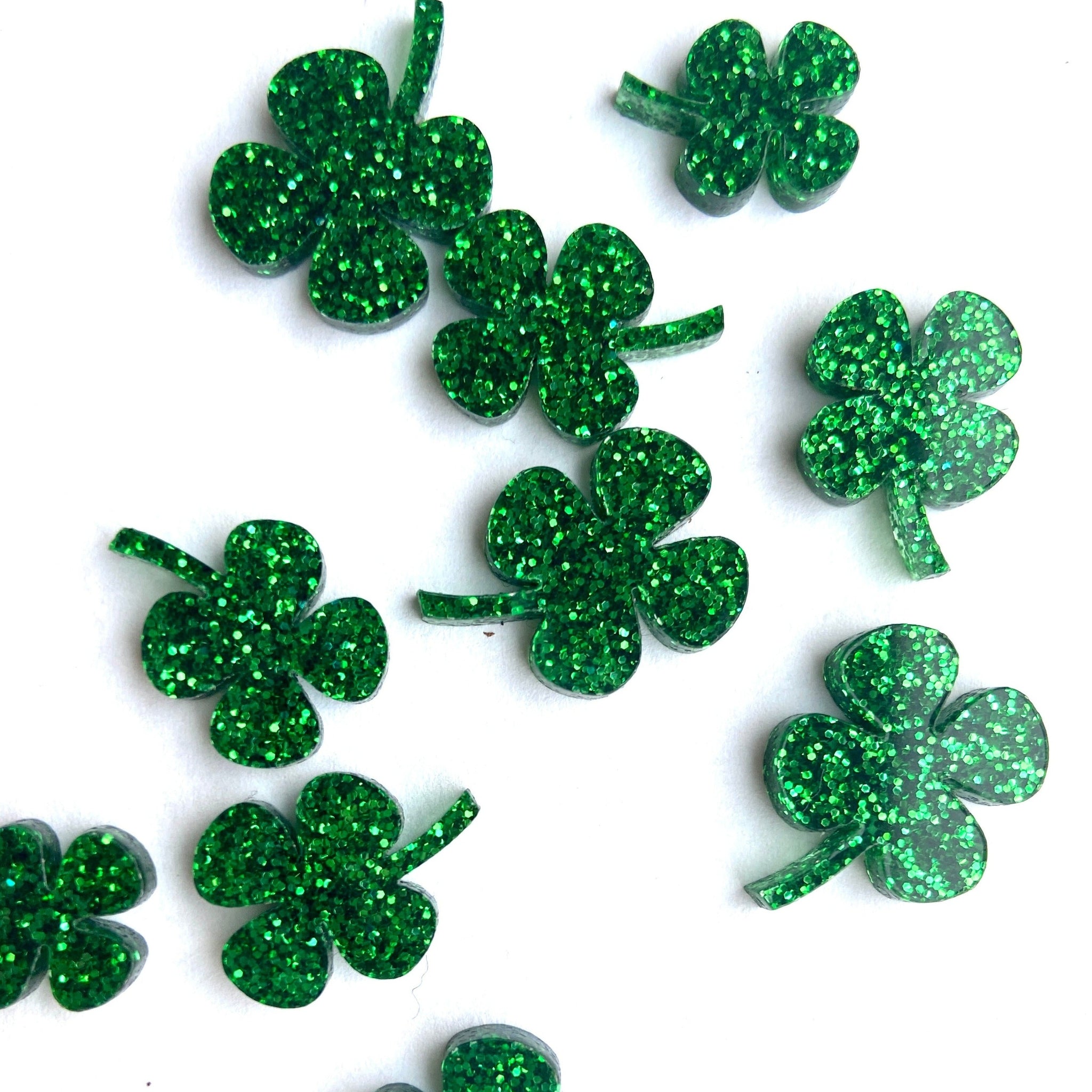 Shiny Shamrock Background Premium Photo | Small Green Shamrocks
